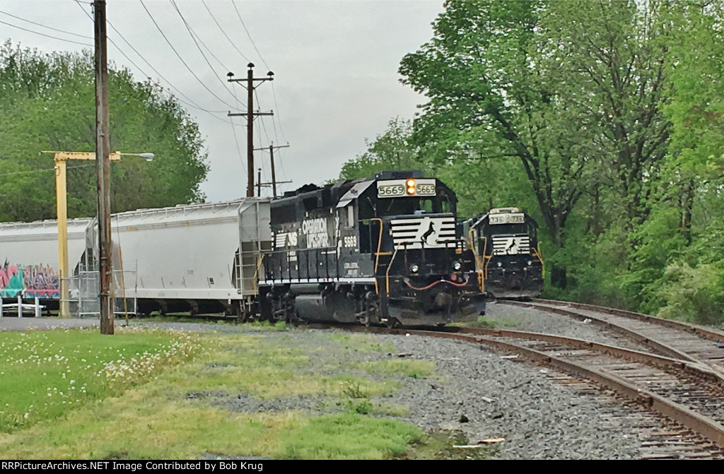NS 5669 drills Prime Conduit on ex-DL&W trackage